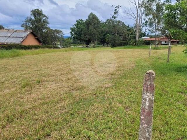 Terreno à venda no condomínio Vila Pinhal, Itirapina