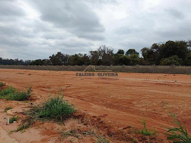 Terreno á venda no Condomínio Campos de Medeiros