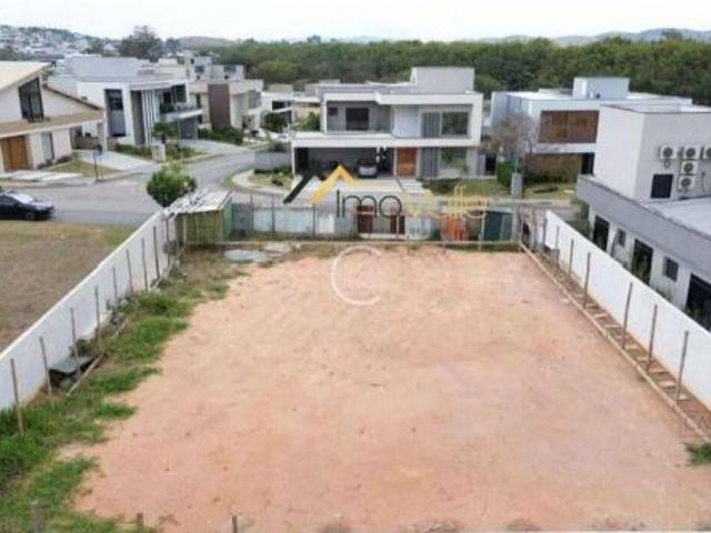 Terreno à venda no Condomínio Colinas do Paratehy Norte em São José dos Campos