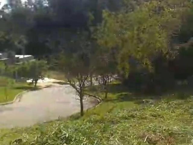 Terreno à venda no condomínio Jatobás