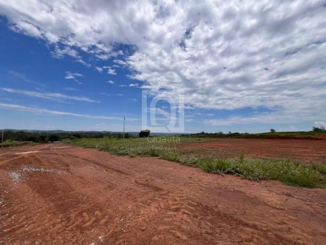 Terreno à venda no Centro de Araçoiaba da Serra SP com 273m² de área!