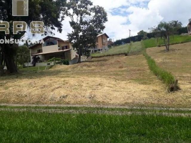 Terreno a venda no Clube da Montanha, com lago à frente, 1092m² de área total, estrutura de lazer e
