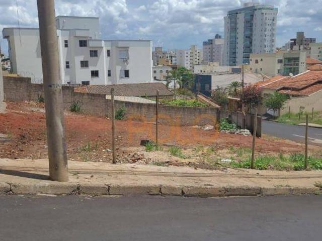 Terreno à venda no bairro Fundinho em Uberlândia