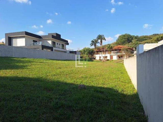 Terreno à venda no Parque dos Resedás