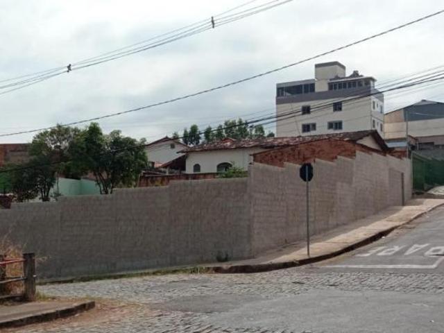 Terreno à venda no Parque Turistas