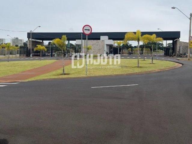 Terreno no Complexo Eplenum com 242 m²