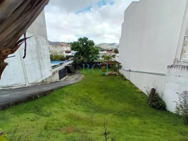 Terreno amplo à venda em bairro nobre de Poços de Caldas