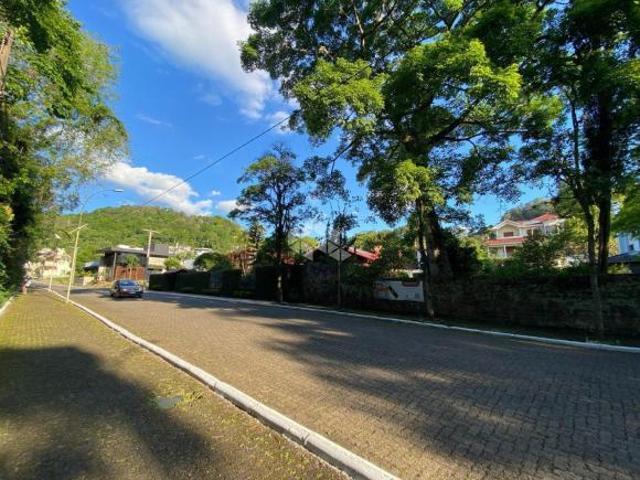 TERRENO AMPLO AO LADO DO CENTRO COM DUAS FRENTES!