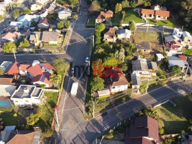 Terreno amplo com casa disponível para venda em uma esquina única d