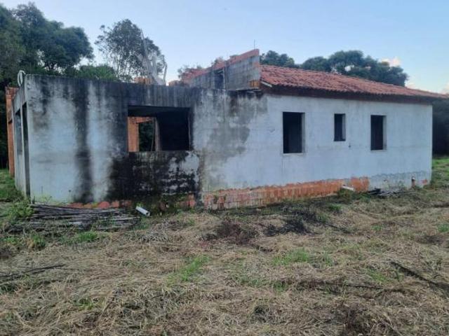 Terreno amplo com casa em construção. Excelente localização