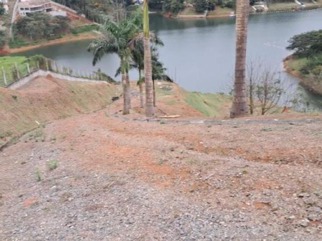 TERRENO AMPLO DO TIPO CHÁCARA, EM EXCELENTE LOCALIZAÇÃO, BEIRA DA REPRESA PÉ NA AGUA, NO CONDOMÍN