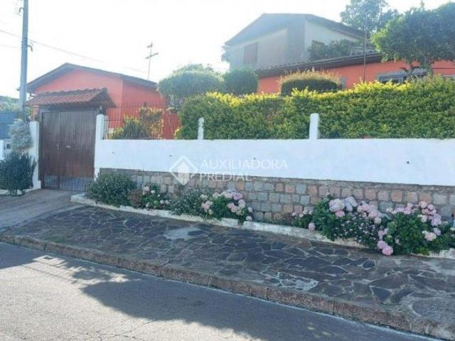 Terreno, bem localizado com 2 casas a venda no Bairro Jardim Carvalho