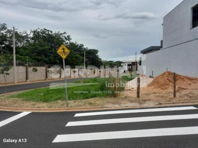 Terreno bem localizado, condomínio seguro, com casas atualizadas de alto padrão em São Carlos