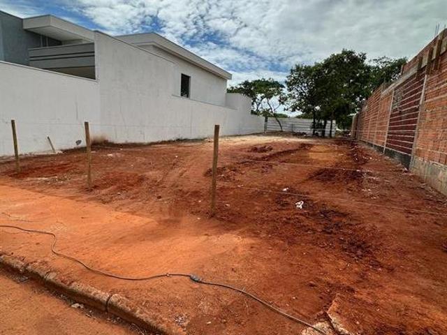 Terreno com 400m² à venda no Jardim Karaíba