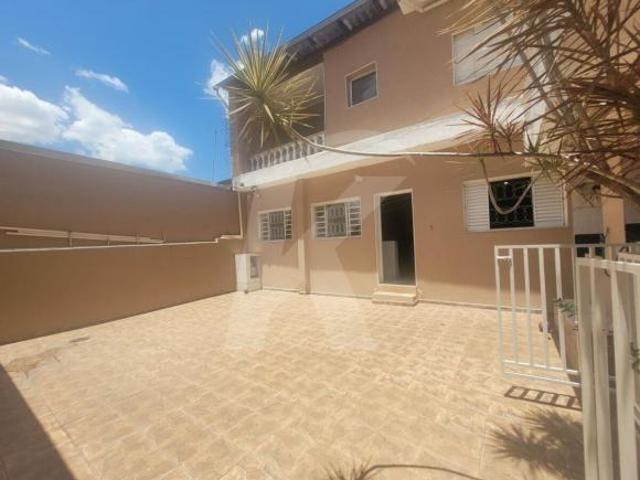 Terreno com 4 casas à venda com o total de 6 dormitórios e 4 vagas