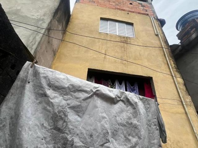 Terreno com 4 Casas Construídas — Excelente Investimento!