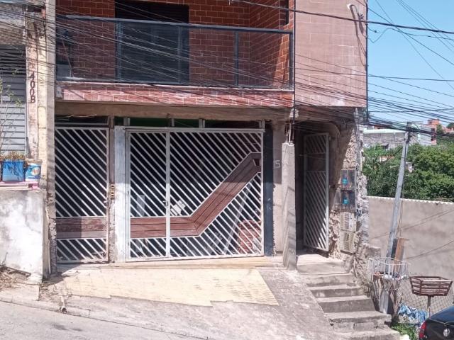 TERRENO COM 4 CASAS, SENDO 3 CASAS NO TERREO E 1 NO PRIMEIRO PAVIMENTO, SENDO A PRINCIPAL COM 2 QUARTOS, SALA,COZINHA, BANHEIRO, SACADA E TERRAÇO COM CHURRASQUEIRA