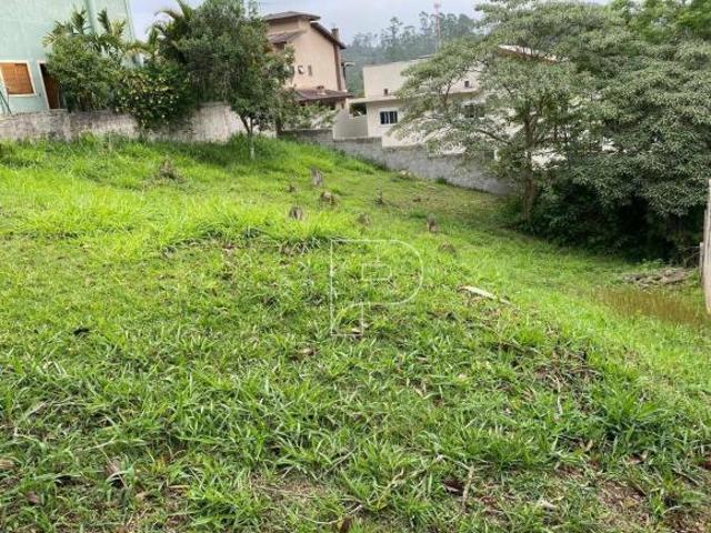 Terreno com 674m² em condomínio com lazer na região da Granja Viana