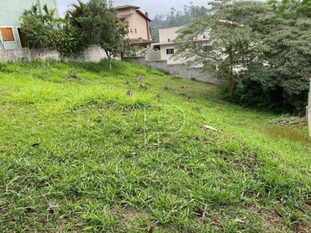 Terreno com 674m² em condomínio com lazer na região da Granja Viana