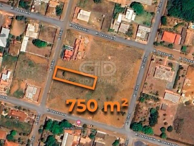 Terreno com 750m² no centro de Chapada