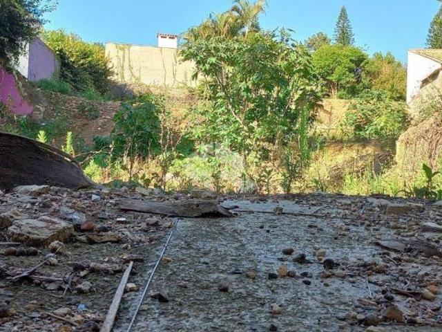 Terreno com 880m² Bairro Chácara das Pedras