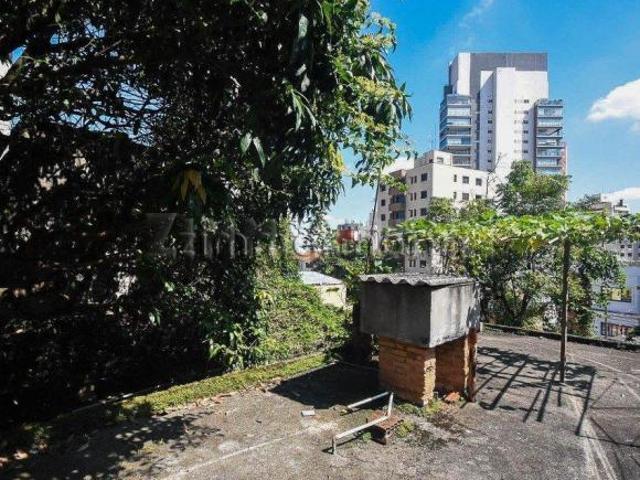 Terreno com 144m² localizado em rua tranquila