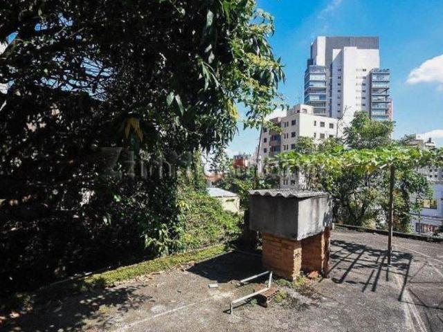 Terreno com 144m² localizado em rua tranquila