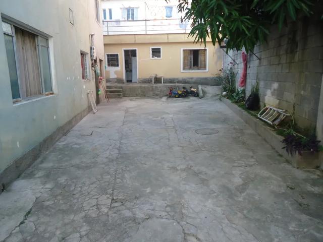 Terreno com 230 m² em ótima localização, com 03 ótimos imóveis
