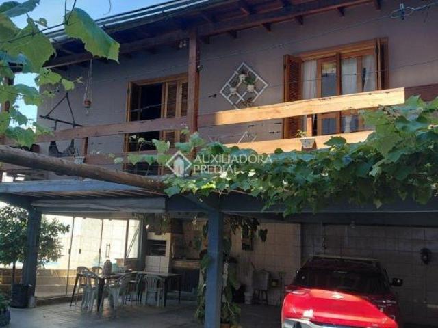 Terreno com 2 casas construídas no bairro Tristeza