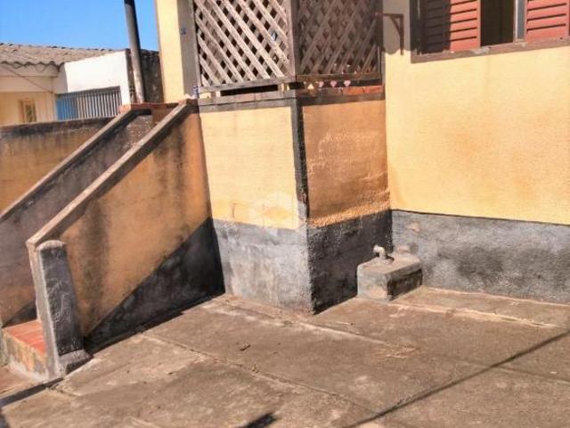 Terreno com 2 Casas de Alvenaria em Zona Urbana em Expansão