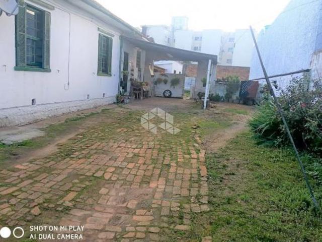 Terreno com 2 construções e muito espaço livre