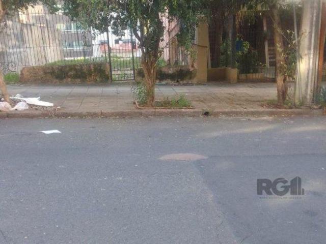Terreno com 330 metros quadrados sendo 10 de frente e 33 da frente aos fundos