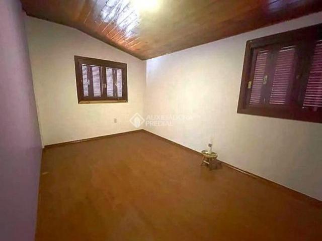 Terreno com 3 casas na Lomba do Pinheiro