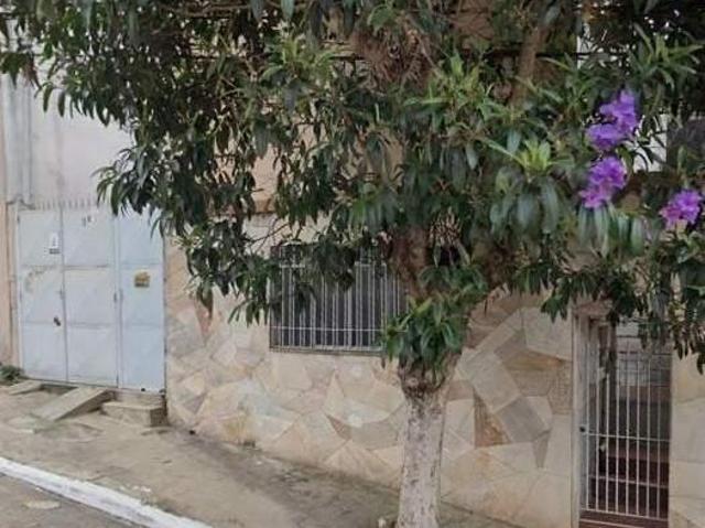 Terreno com 3 casas. Ótimo para renda!