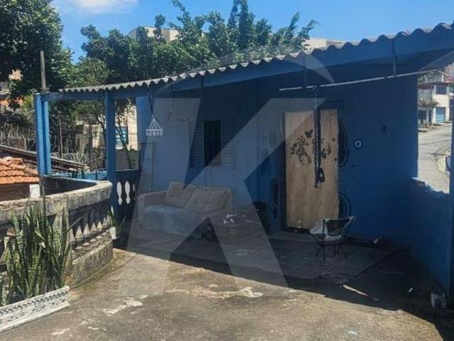Terreno com 3 casas antigas, 4 garagem, com salão na Vila Gustavo