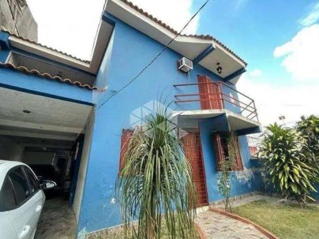 Terreno com 3 casas, casa da frente com 3 quartos sendo uma suíte com banheira