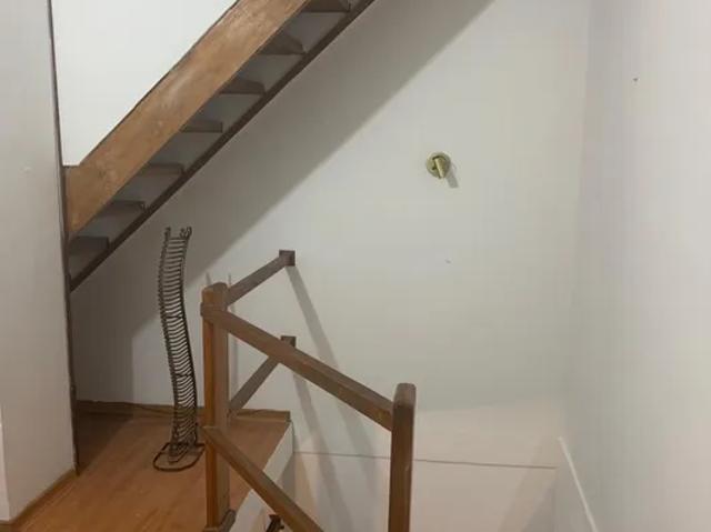 Terreno com 3 casas: casa da frente quarto, sala, cozinha e banheiro. Casa do meio república com