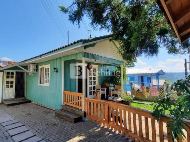 TERRENO COM 3 CASAS EM BAIRRO CENTRAL EM GRAMADO!
