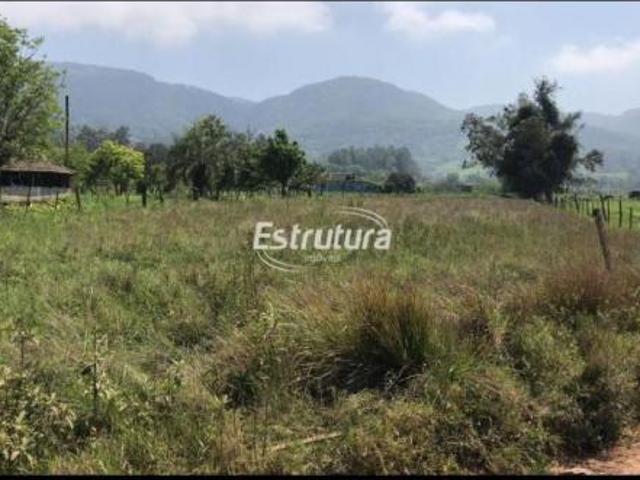 Terreno com 1600 m²