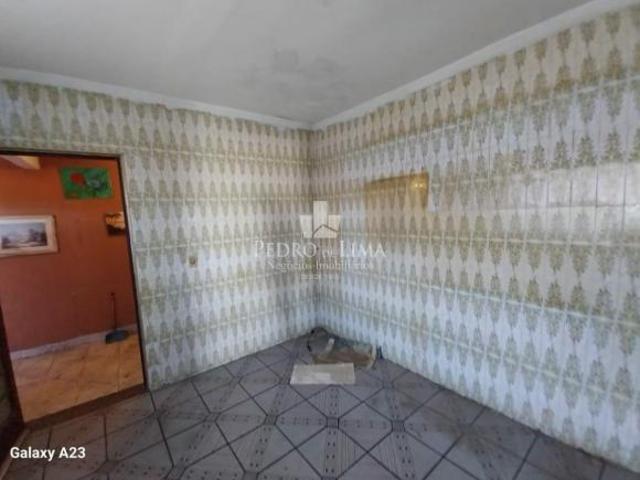 Terreno com três residências habitáveis em Itaquera