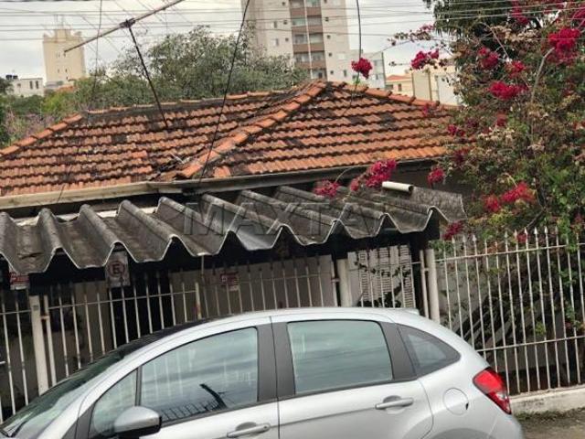 Terreno com uma casa antiga, com 10 metros de frente e 56,45 metros de frente aos fundos