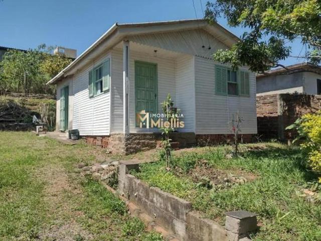 Terreno com uma casa de madeira no Jardim Fiuza em Viamão