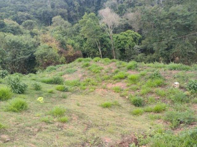 Terreno com Vista em Condomínio Tranquilo e Arborizado