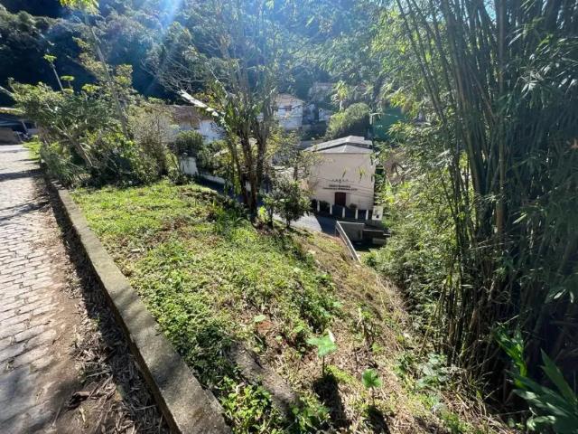 Terreno com acesso por duas ruas com 430 m² próximo do Cremerie