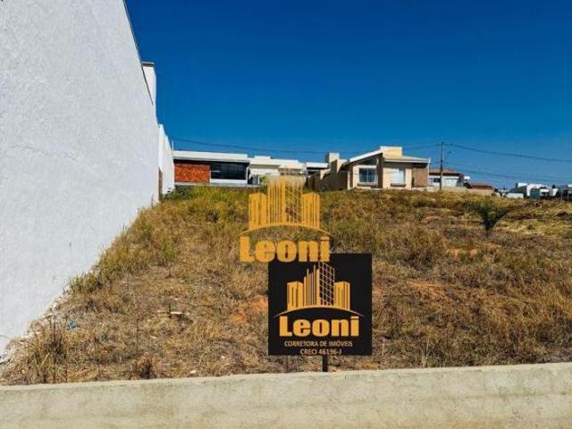 Terreno com belas construções em volta no Monte Verde