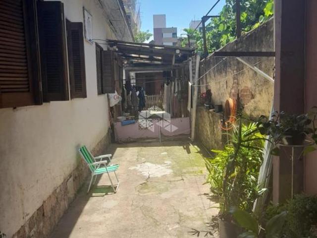 Terreno com casa no Petropolis, componto comercial na frente