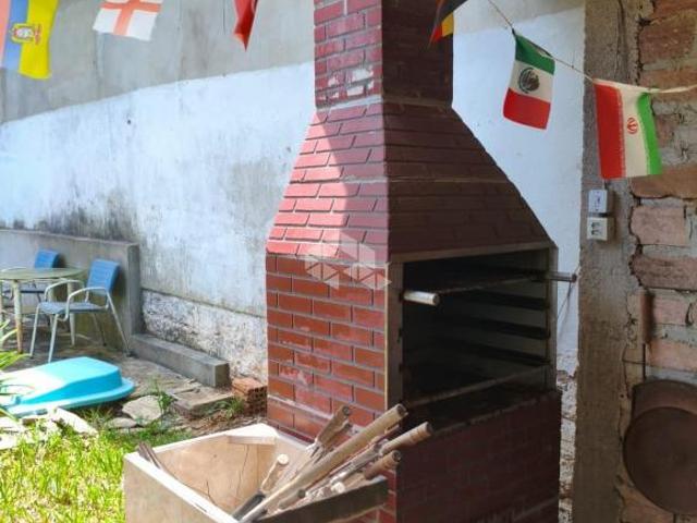 Terreno com casa de 2 dormitórios, 2 vagas, piscina, quiosque com churrasqueira e pátio