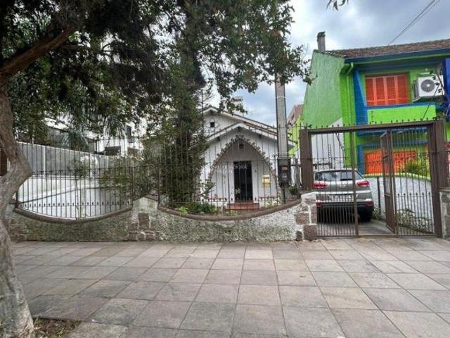 Terreno com casa estilo colonial na Gonçalves Dias e Jose de Alencar no Menino Deus