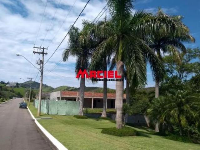 TERRENO COM CONSTRUÇÃO EM ANDAMENTO NO VILLAGIO PARAIBUNA