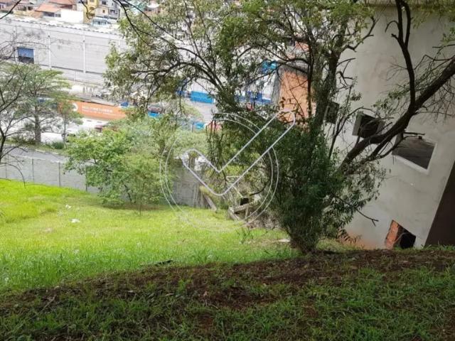 Terreno com Declive no Condomínio Tarumã